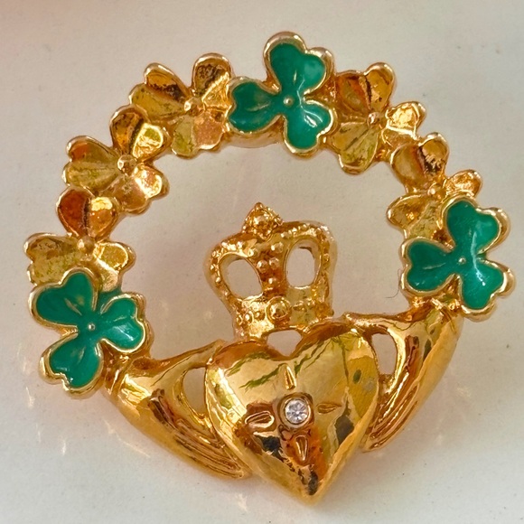 Avon | Jewelry | Vintage Avon Irish Claddagh Gold Pin Rhinestone Center ...